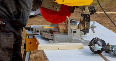 원형 톱 목수 나무 절단에 원형 톱을 사용하는 목수 원형 톱 사진 Unsplash의 원 이미지