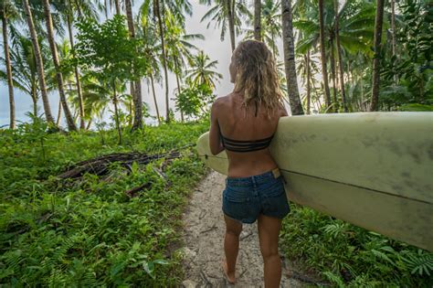 젊은 여자 서핑 소녀 Longboard 필리핀 군도에서 야자수 아래 바다 해변에 산책을 들고 사람들 여행 휴가 스포츠 개념 20 29세에 대한 스톡 사진 및 기타 이미지
