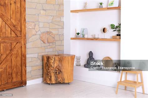 세련된 보호 침실 인테리어에 세련된 홈 인테리어가 있는 톱질의 나무와 선반으로 만든 소박한 테이블 와비 사비 룸 인테리어 에코 스칸디나비아 천연 가구 현대적인 객실에서