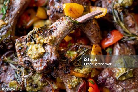브뤼셀 새싹 피망 양파 베이컨 등 주철 프라이팬에 지중해 스타일의 야채 메들리 위에 구운 양갈비 구이 양고기에 대한 스톡 사진 및 기타 이미지 Istock