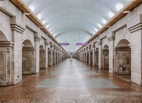 러시아 상트페테르부르크의 지하철역 여행 풍경 호텔 네모판