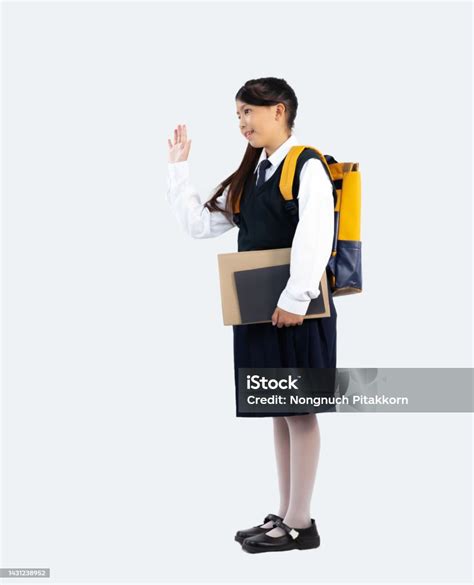 학교 개념으로 돌아 가기 영국 학생 유니폼을 입은 중학교 소녀는 전체 길이로 흰색 배경에 작별 인사를합니다 10 11세에 대한 스톡 사진 및 기타 이미지 Istock
