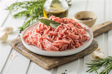 밝은 배경 배너 메뉴 텍스트를위한 조리법 장소 상단보기 나무 보드에 허브와 로즈마리와 신선한 생 쇠고기 다진 고기 0명에 대한 스톡 사진 및 기타 이미지 Istock