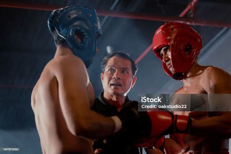 권투 경기에서 심판의 역할은 각 라운드 동안 규칙을 시행하는 것이며 경기가 시작되기 전에 선수에게 조언합니다 권투 선수의 건강이 위험한시기를 결정합니다 라운드가 끝났을 때