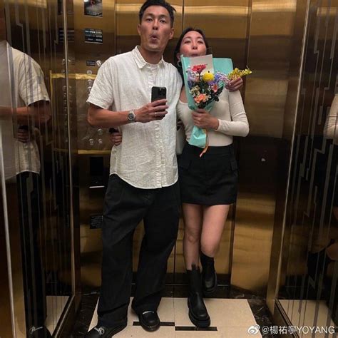 杨祐宁与妻子庆结婚纪念日 电梯间内搞怪合影气氛甜蜜 新浪图片