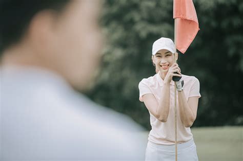 아시아 중국 아름 다운 여자 골퍼 들고 골프 플래그 용 그녀의 남편 에 골프 코스 미소 25 29세에 대한 스톡 사진 및 기타