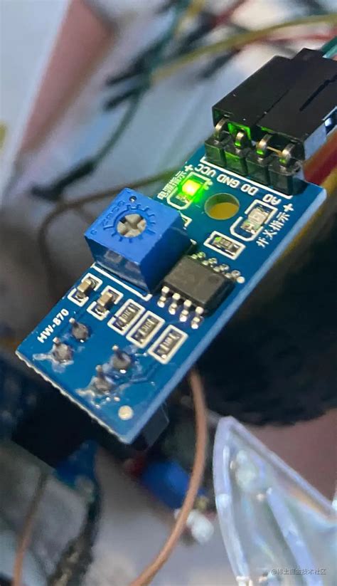 stm32小车 红外循迹模块tcrt5000（芯片的了解和使用）我们经常看到小车绕着黑色的道走，并能不离开这条道，为什么 掘金