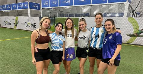 Lali Espósito En La Cancha El Partido De Fútbol Mixto En Qatar Que