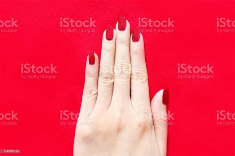 아름 다운 여자 빨간 손톱입니다 빨간 손톱 매니큐어와 여성 손은 어떤 사용에 대 한 좋은 빨간색 직물 배경에 고립 건강한 생활방식에 대한 스톡 사진 및 기타 이미지 Istock