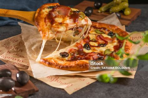 베이컨 바질 올리브 피클 모짜렐라 치즈를 곁들인 핀딩 피자를 양피지에 어두운 배경에 얹습니다 맛있는 신선하고 수제 패스트 푸드 피자에 대한 스톡 사진 및 기타 이미지