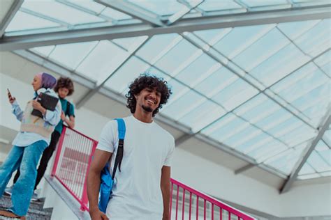 파란색 배낭을 메고 현대적인 아프리카 헤어스타일과 활짝 웃는 얼굴을 한 아프리카계 미국인 학생은 열정을 발산하고 야망 다양성 학습 및 개인적 성장에 대한 열정을 구현하는