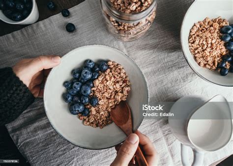 아침 식사 테이블 신선한 딸기와 크림 또는 우유와 바삭한 그래 놀라의 평면도 평평한 누워 건강 한 식사 따르기에 대한 스톡 사진 및 기타 이미지 Istock
