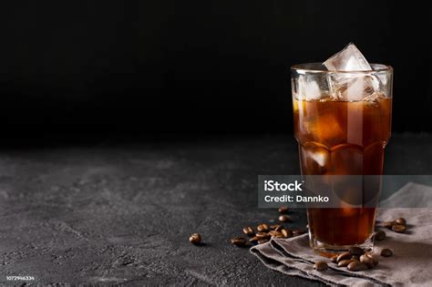 키가 큰 유리 찬 검은색 또는 어두운 배경에 얼음 커피를 양조 콜드 브루 커피에 대한 스톡 사진 및 기타 이미지 콜드 브루 커피 커피 마실 것 0명 Istock