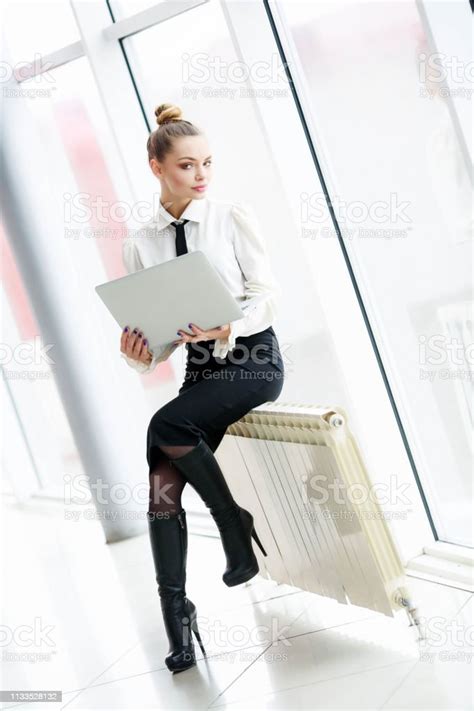 혼자 우만 화이트 블라우스와 블랙 스커트에 비즈니스 초상화 사무실 센터의 배경에 대 한 노트북에 항목을 만든다 검은색에 대한