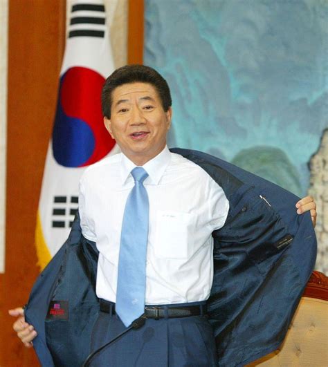 노무현사료관 [중앙언론사 보도ㆍ편집국장 간담회에서 양복 상의를 벗는 노무현 대통령]