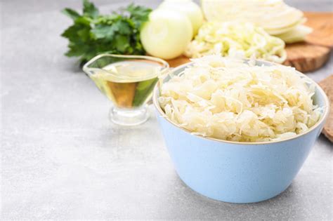 회색 테이블 위에 맛있는 소금에 절인 양배추와 재료가 담긴 그릇 텍스트를 위한 공간 0명에 대한 스톡 사진 및 기타 이미지 0명 갈기갈기 찢어진 건강한 생활방식