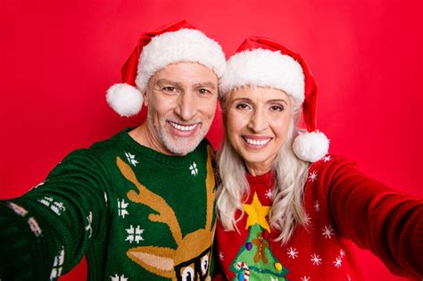 2020년 12월 개념 두 꿈꾸는 사랑스러운 달콤한 펑키 재미있는 사람들 친구의 사진 초상화를 닫아 회색 흰색 머리 좋은 분위기를 가진 셀카를 촬영 하는 모자 고립 된 밝은