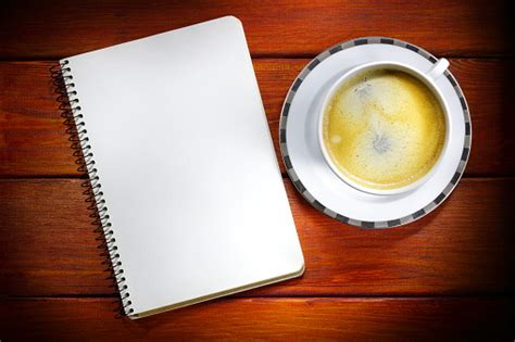 빨간 나무 표면에 스케치북과 뜨거운 커피 빈티지 배경에 오픈 메모장과 향기로운 음료 필기 또는 그리기용 빈 용지입니다 위에서 보기 0명에 대한 스톡 사진 및 기타 이미지