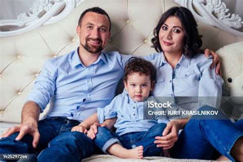 행복한 가족 잘 생긴 남자와 매력적인 여자와 그들의 아이 는 휴식을 취하고 침실에서 침대에서 함께 시간을 보냅니다 2 3 살에 대한 스톡 사진 및 기타 이미지 Istock