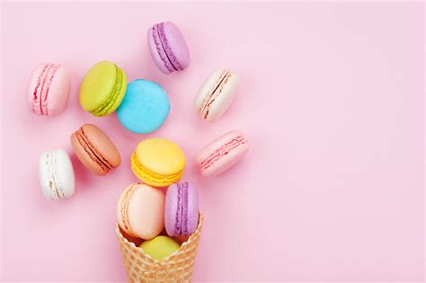 마카롱 또는 마 카 롱 핑크 파스텔 배경 평면도에 달콤한 와플 콘 샌드위치 음식에 대한 스톡 사진 및 기타 이미지 샌드위치 음식 날기 다중 색상 Istock
