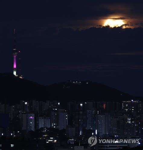 구름 사이로 보이는 둥근 달 연합뉴스