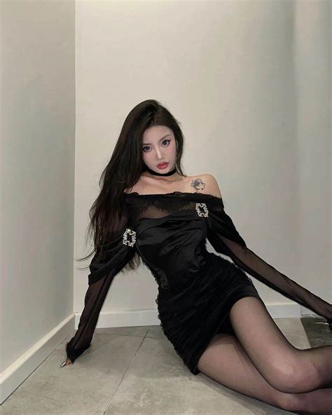 氣質網紅audreyz，鐘愛黑絲御姐風，玲瓏曲線，生活灑脫