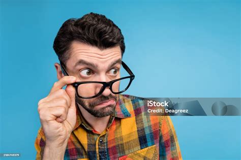체크 무늬 셔츠를 입은 감동 잘 생긴 남자의 사진 만지는 안경 빈 공간을 찡그리는 것 푸른 색 배경에 고립 된 모습 35 39세에 대한 스톡 사진 및 기타 이미지 Istock
