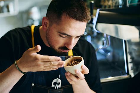 바리스타는 상업용 커피 머신에서 커피를 만들기 전에 커피 원두로 컵 냄새를 맡습니다 바리스타에 대한 스톡 사진 및 기타 이미지 바리스타 냄새 맡기 향기로운 Istock