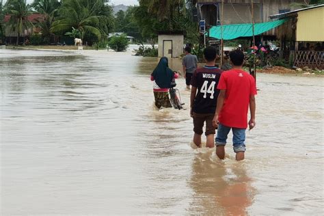 កំពត ៖ ដោយសារ លិច ទឹក ក្រសួង ដូរ មណ្ឌល ប្រឡង ពី គរុកោសល្យ ខេត្ត ទៅ វិទ្យាល័យ ឯកជន វឌ្ឍន វិជ្ជា វិញ