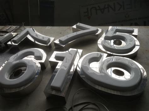 อักษรพลาสติกปั๊มนูนขอบสแตนเลส ไทบ้าน โฆษณา 081 9651344