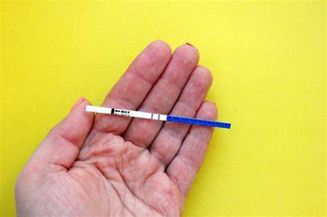 한 여성이 노란 배경에서 양성 임신 검사를 들고 있습니다 모성 임신 행복 어린이 피임 개념 건강 문제 및 임신 문제 복사 공간 가족에 대한 스톡 사진 및 기타 이미지