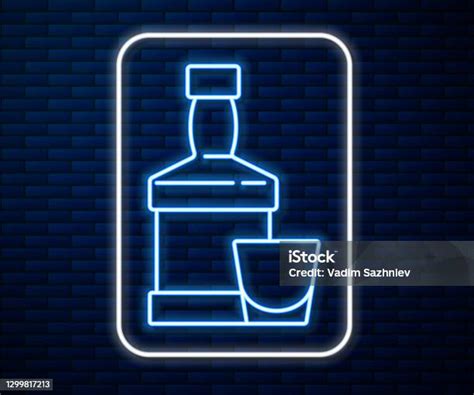 벽돌 벽 배경에 고립 된 빛나는 네온 라인 위스키 병과 유리 아이콘 벡터 0명에 대한 스톡 벡터 아트 및 기타 이미지 0명 각얼음 고풍스런 Istock
