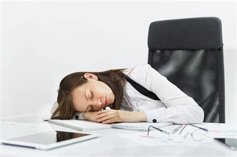 아름 다운 당황한 피곤 하 고 스트레스 양복과 흰색 배경에 빛 사무실에서 문서와 함께 현대 컴퓨터에서 작업 후 책상에서 자 고 하는 안경 브라운 헤어 비즈니스 우먼 경영자에