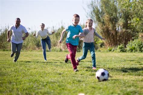 Niños Jugando Fútbol En El Campo Imagen De Archivo Imagen De Gente