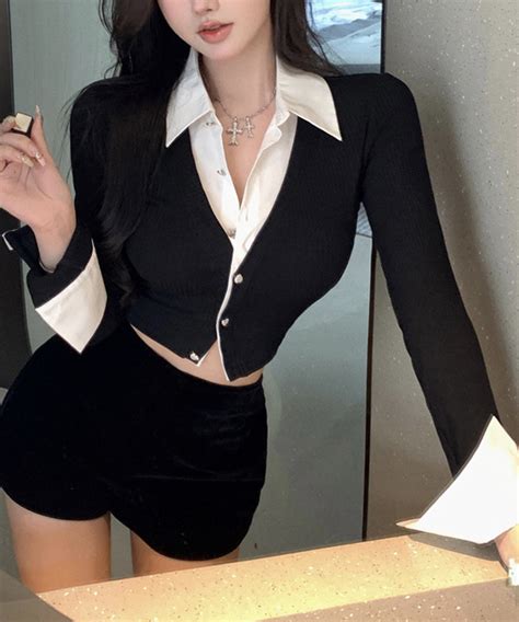 🤍투인원🤍여리여리 여신핏 슬림 하트 버튼 크롭 블라우스 티셔츠 2color 에이블리