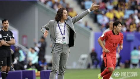 马来西亚队的韩国籍主帅金判坤赛后与孙兴慜、李刚仁