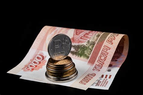 러시아 루블 기호와 5000 루블 지폐가 있는 러시아 루블 동전 1개 5천 루블 지폐에 대한 스톡 사진 및 기타 이미지 5천 루블 지폐 가계 개념 Istock