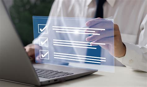 스마트 체크리스트를 가진 사업가와 디지털 문서 개념에 전자 서명 온라인 설문 조사 양식 작성 테스트 질문에 답하십시오 교육 미래 기술 및 학습 개념 개선에 대한 스톡 사진