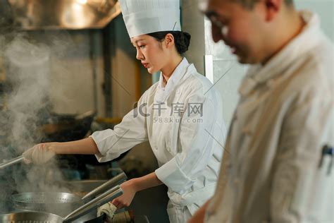 后厨内的专业厨师团队烹饪美味佳肴高清摄影大图 千库网