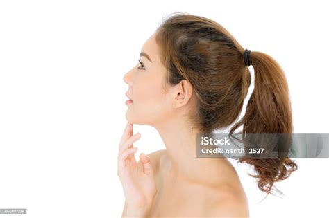 아름 다운 소녀 메이크업 여자와 스킨 케어 화장품 개념 매력적인 흰색 배경에 고립 된 얼굴에 아름다움 아시아 소녀 건강한 생활