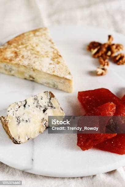 퀸스 마멀레이드 또는 젤리 또는 잼 스페인어 덜스 드 메브릴로와 호두와 함께 블루 숙성 스틸턴 치즈 의 조각 모과에 대한 스톡 사진 및 기타 이미지 Istock