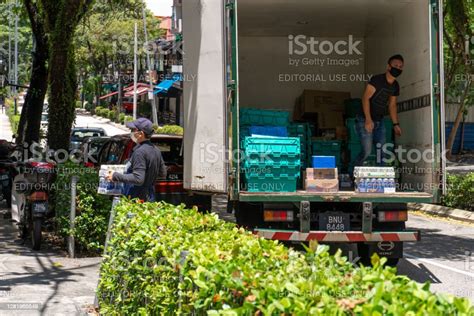 트럭에서 음료상자를 하역하는 물품을 배달합니다 나무 상자에 대한 스톡 사진 및 기타 이미지 나무 상자 싣기 트럭 Istock