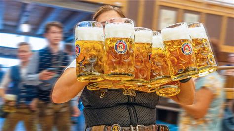 Wiesn Besucher Beobachtet Bedienung Bei Der Arbeit „verrückt