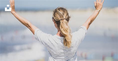 갈색 안경 안경을 쓴 흰색 긴 소매 셔츠를 입은 여자 사진 Unsplash의 무료 여자 이미지