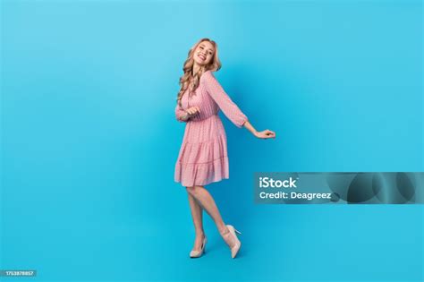 물결 모양의 머리를 가진 사랑스러운 소녀의 전체 크기 사진 세련된 분홍색 옷을 입고 춤을 추는 모습 빈 공간 고립 된 파란색 배경 20 24세에 대한 스톡 사진 및 기타