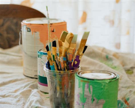 연필 캔 옆에있는 페인트 캔 사진 Unsplash의 예술가 이미지