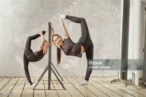 우아한 어린 소녀 발레리나 서 에 손 과 스트레칭 와 교사 에 댄스 스튜디오 Rehearsal에 대한 스톡 사진 및 기타 이미지