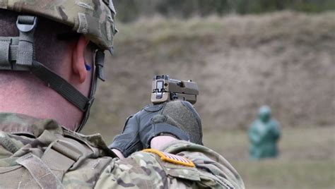 2crs Res Conducts The M17 Pistol Qualification Range Article The