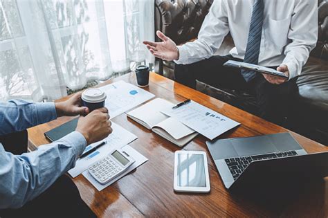 성공적인 성장 이익을 위한 비즈니스 메이킹의 회의 및 전략에서 투자 아이디어 마케팅 기획 및 프리젠 테이션 금융 프로젝트에 대한 비즈니스 임원 협력 컨퍼런스 계획에 대한