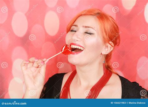 Sorpresa Ragazza Sexy Che Mangia Lecca Lecca Bellezza Modello Glamour